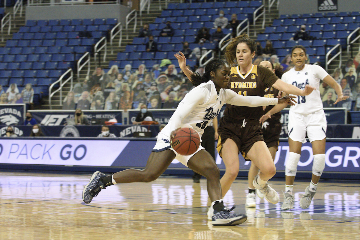 Women’s basketball sweeps Wyoming over weekend | The Nevada Sagebrush